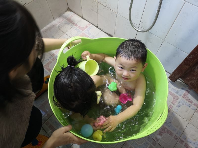 姐姐带着小弟弟一起洗澡母婴育儿萌宝好看视频